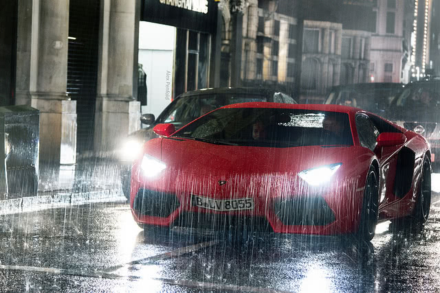 How to drive safely in heavy rain: 5 essential tips