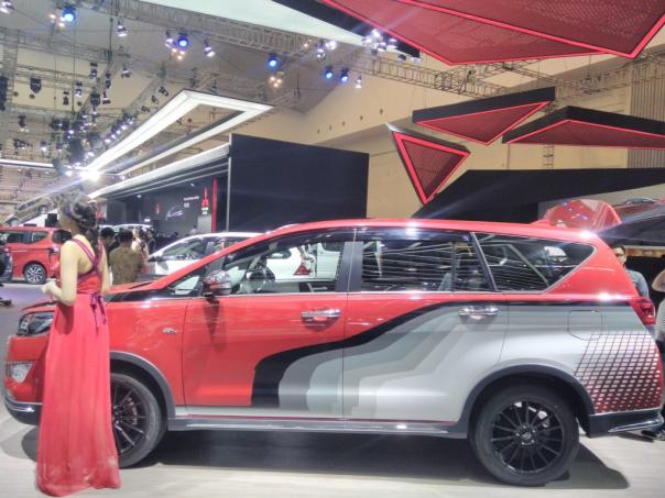 Admire all-new Toyota Innova Venturer with body graphics at 2017 GIIAS