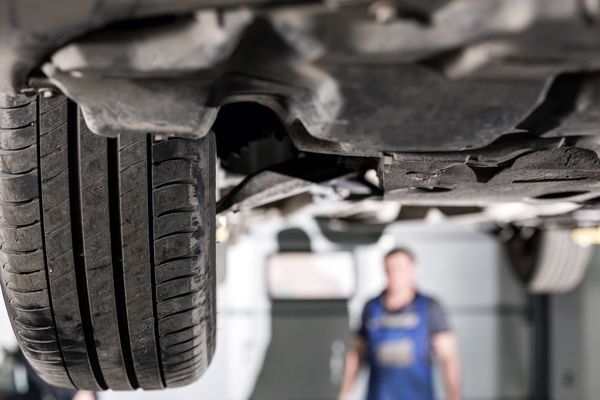 6 common symptoms of a car's suspension system problems
