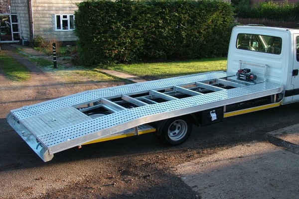 Attach a car onto a trailer in 9 easy steps