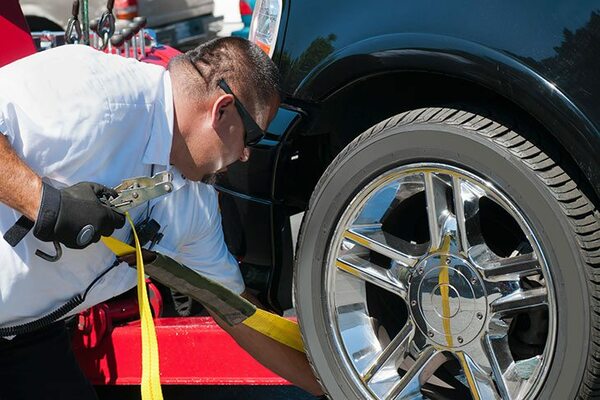 Attach a car onto a trailer in 9 easy steps