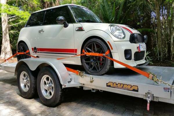 Attach a car onto a trailer in 9 easy steps