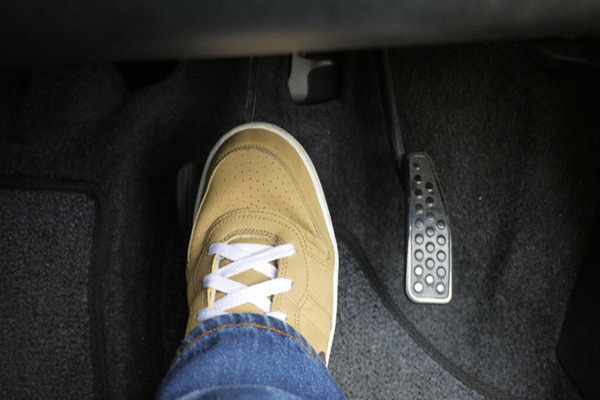 Driving on slippery roads without ABS: 5 easy steps to follow