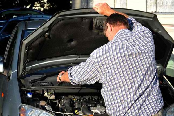 8 steps to DIY clean car engine bay