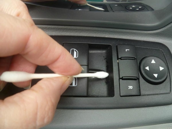 4 simple steps to clean plastic car parts