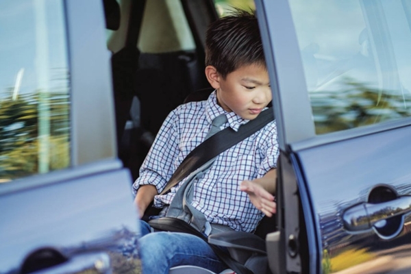 Kids in front car seats - When and what to be careful about?