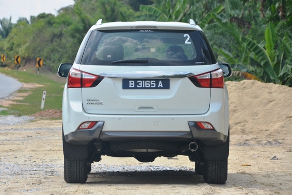 [Comparo] Nissan Terra vs Isuzu Mu-X: Battle of the macho SUVs!