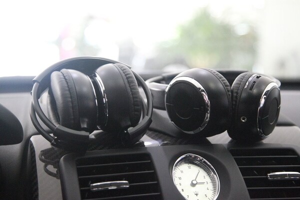 An ultimate guide on choosing the best car headphones
