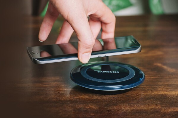 Wireless phone charger: How the technology is used in your car