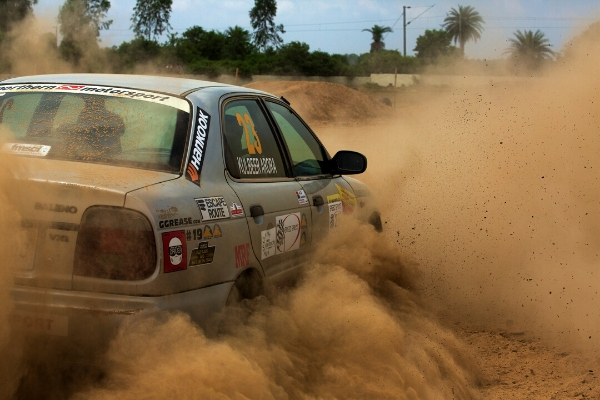 Tips on safely removing dust from your car