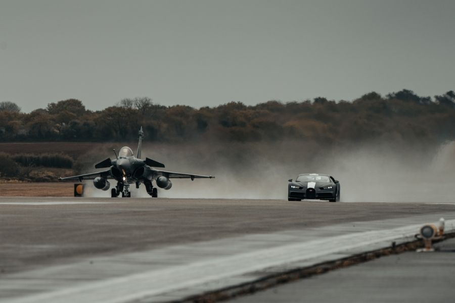 Can the mighty Bugatti Chiron Sport beat a French fighter jet?