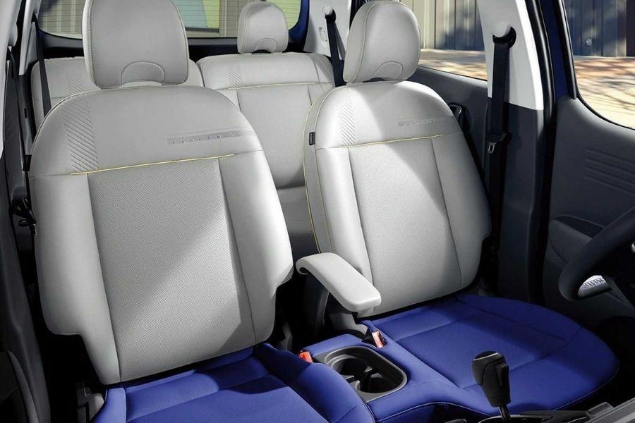 Hyundai Casper folding front seats are perfect for in-car dining