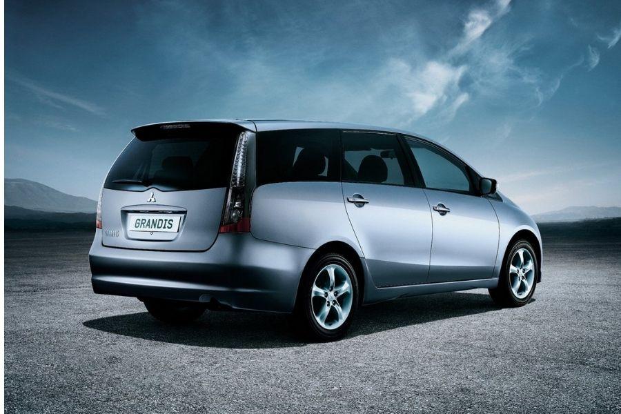 Mitsubishi Grandis: A roomy, 2000s era MPV