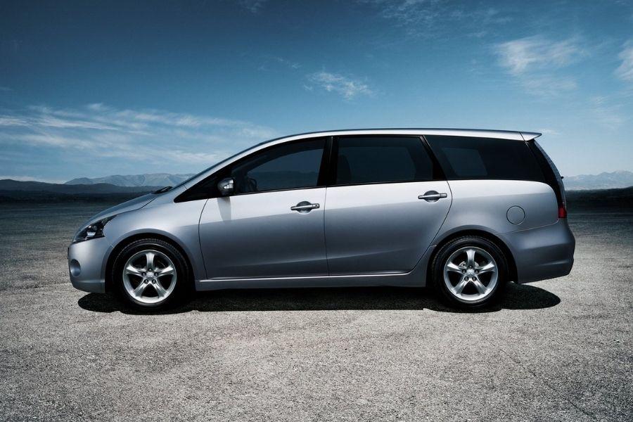 Mitsubishi Grandis: A roomy, 2000s era MPV