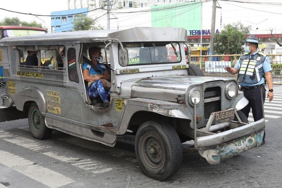 Public jeepneys no longer required to have plastic barriers