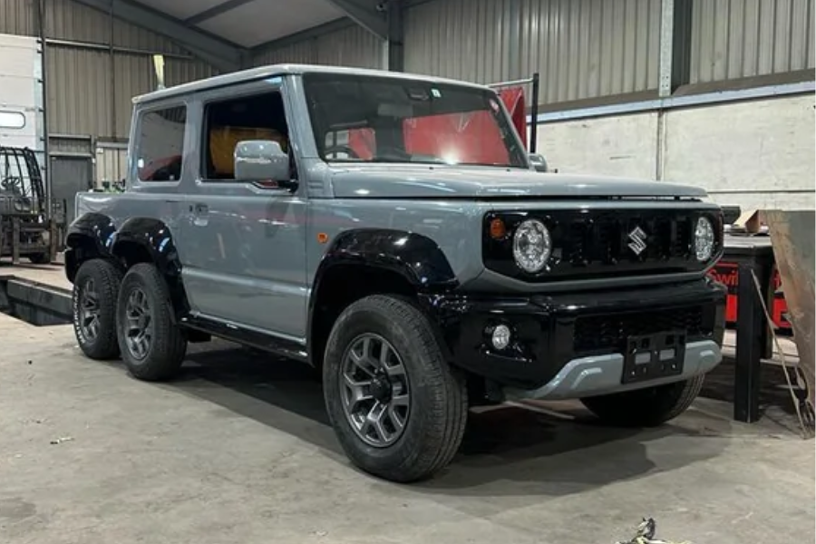 Someone transformed the Suzuki Jimny 3-Door into a 6x6 machine