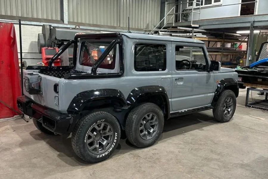 Someone transformed the Suzuki Jimny 3-Door into a 6x6 machine
