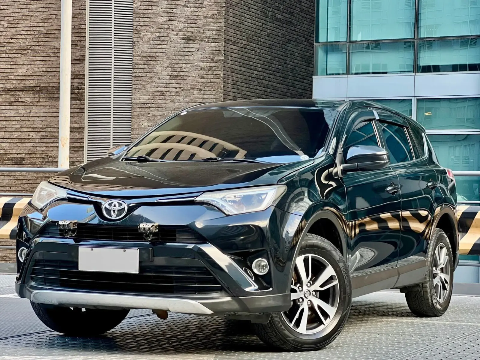Buy Used Toyota RAV4 2018 for sale only ₱758000 - ID873344