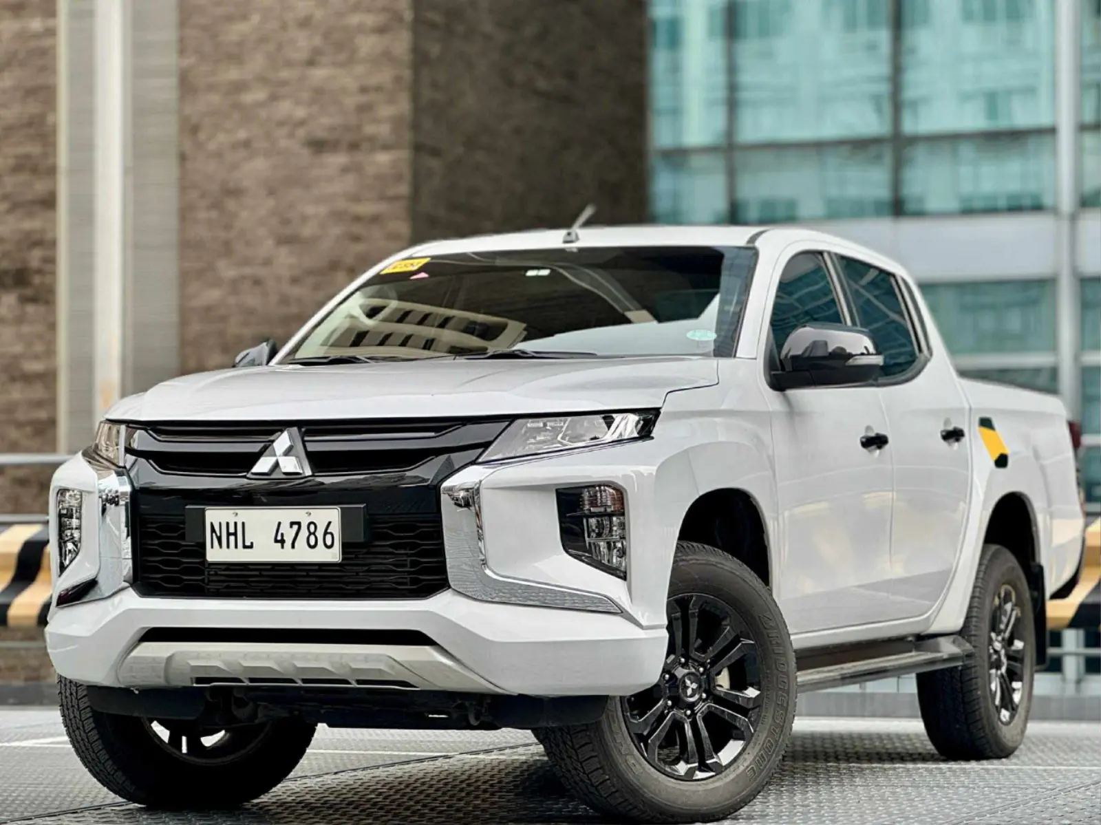 Buy Used Mitsubishi Strada 2023 for sale only ₱1058000 - ID884384
