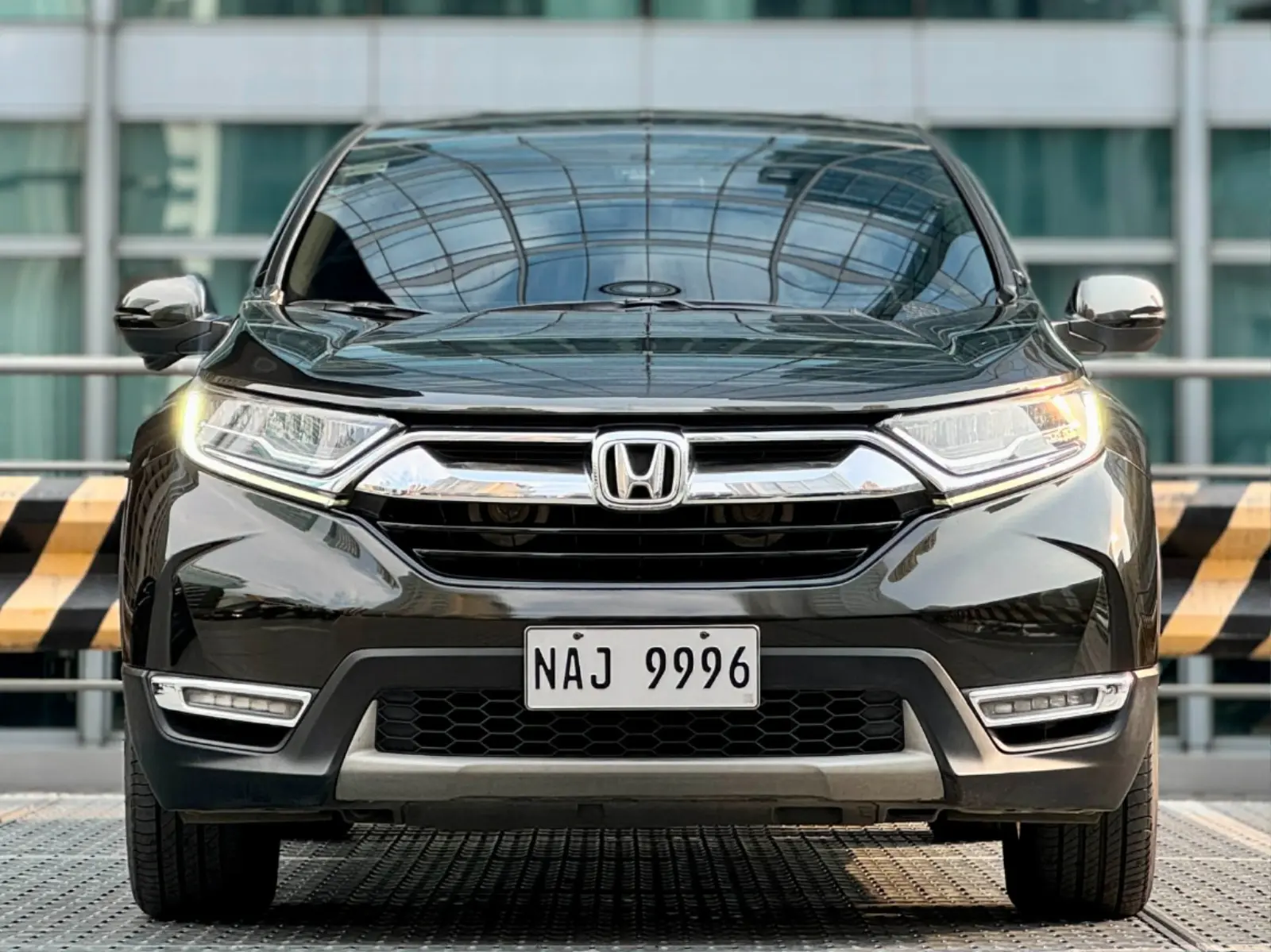 Buy Used Honda CR-V 2018 for sale only ₱868000 - ID890443