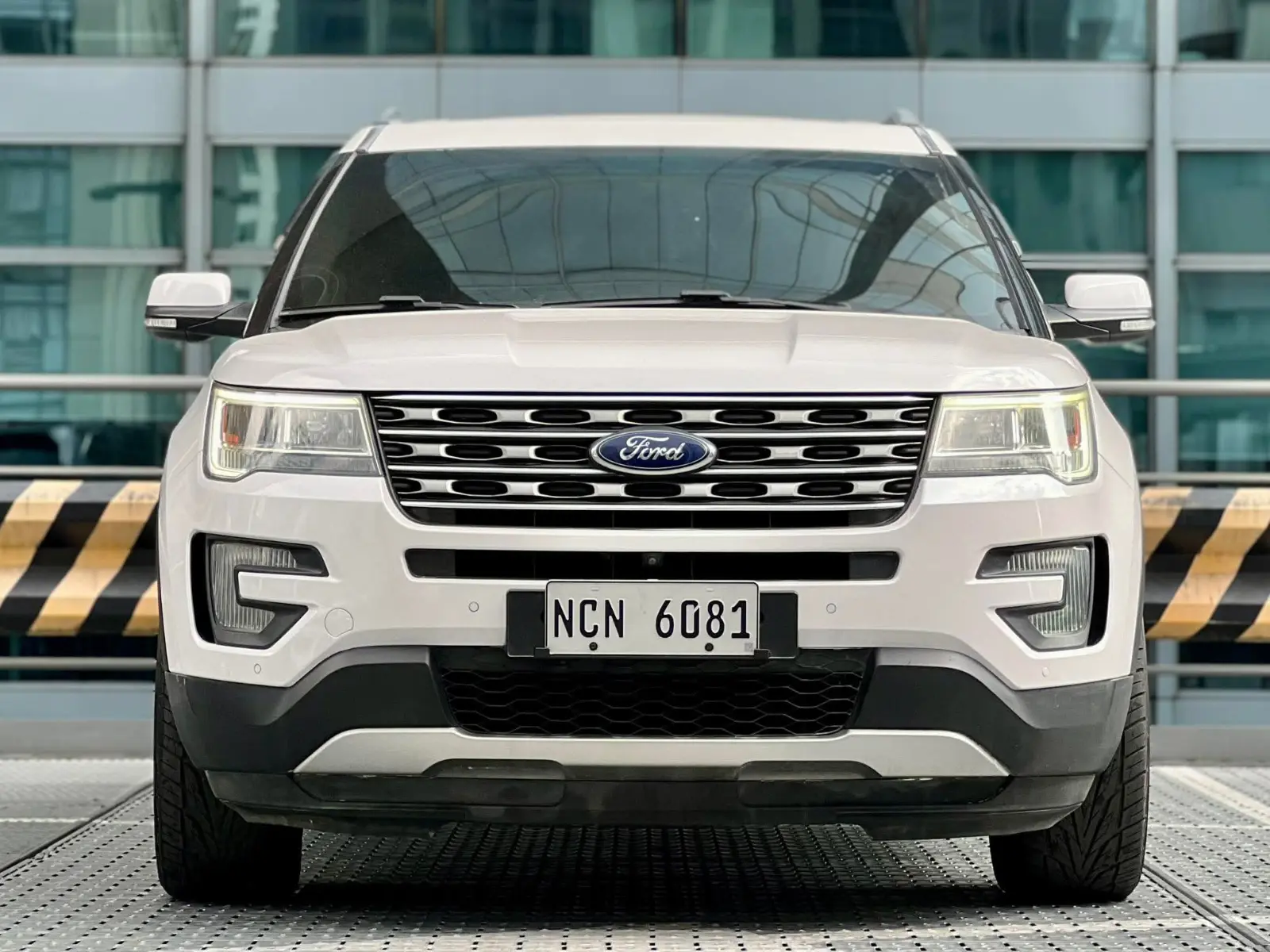 Buy Used Ford Explorer 2017 for sale only ₱848000 - ID896596