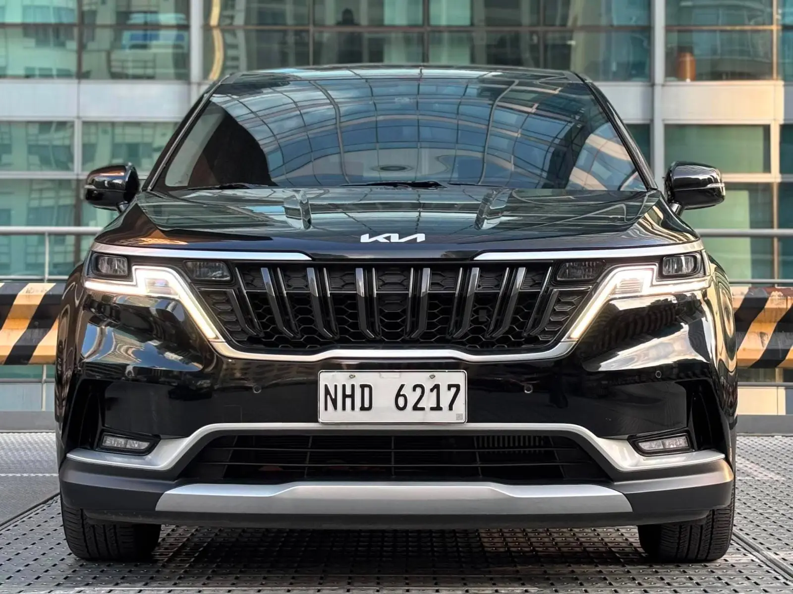 Buy Used Kia Carnival 2023 for sale only ₱1598000 - ID902874