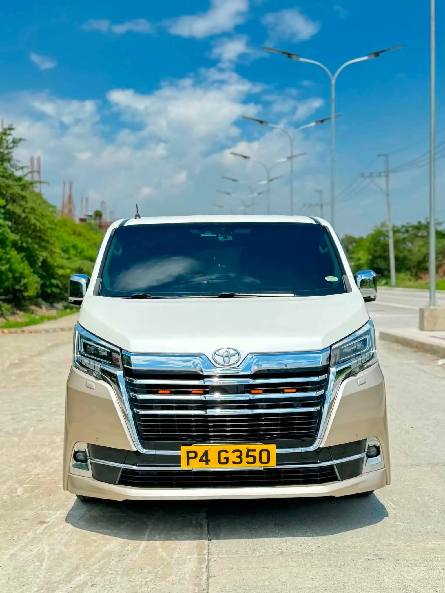Buy Used Toyota Hiace Super Grandia 2020 for sale only ₱2650000 - ID903471