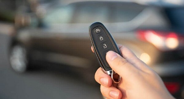 Standard car key vs. keyless entry: Which can better secure your car?